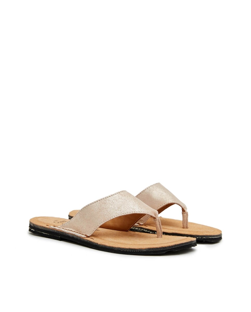 Sandalias planas de mujer en piel color dorado · CASTELL MENORCA · El ...