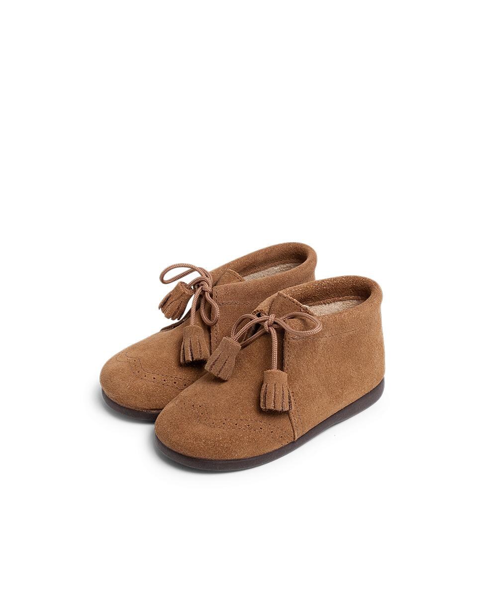 Botas de bebés de piel serraje con picado y borlas · Pisamonas · El ...