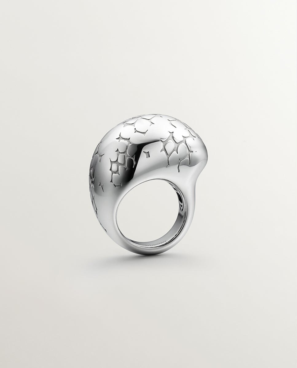 Anillo abombado de plata y textura de serpiente · Aristocrazy · El ...
