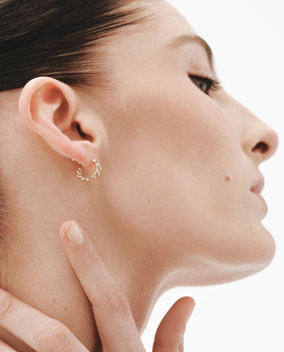 Pendiente de aro individual de oro amarillo de 9K con textura de cadena · Aristocrazy · El Corte ...