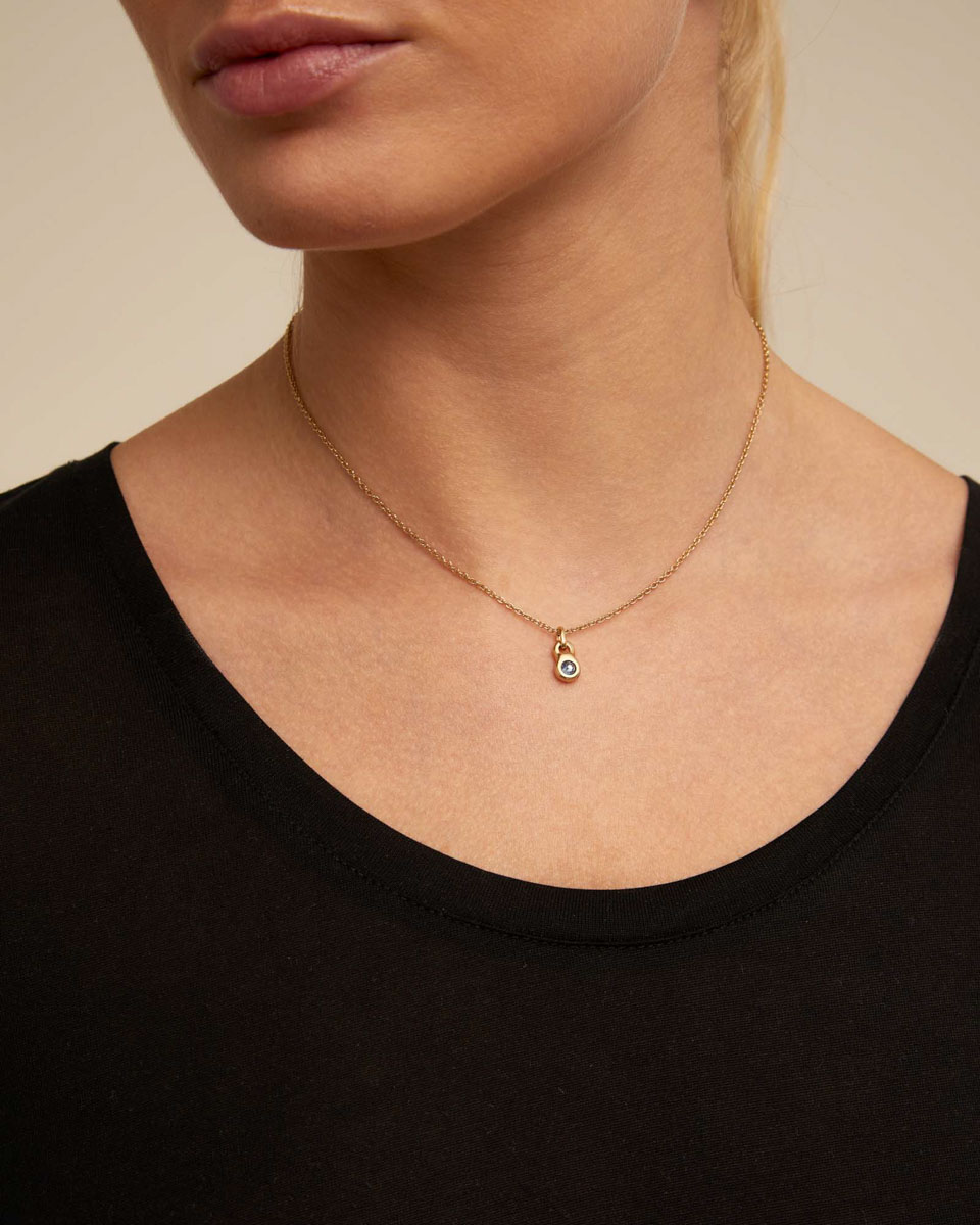 Charm bañado en oro 18k con forma redonda y un cristal Oro UNO de 50 ...