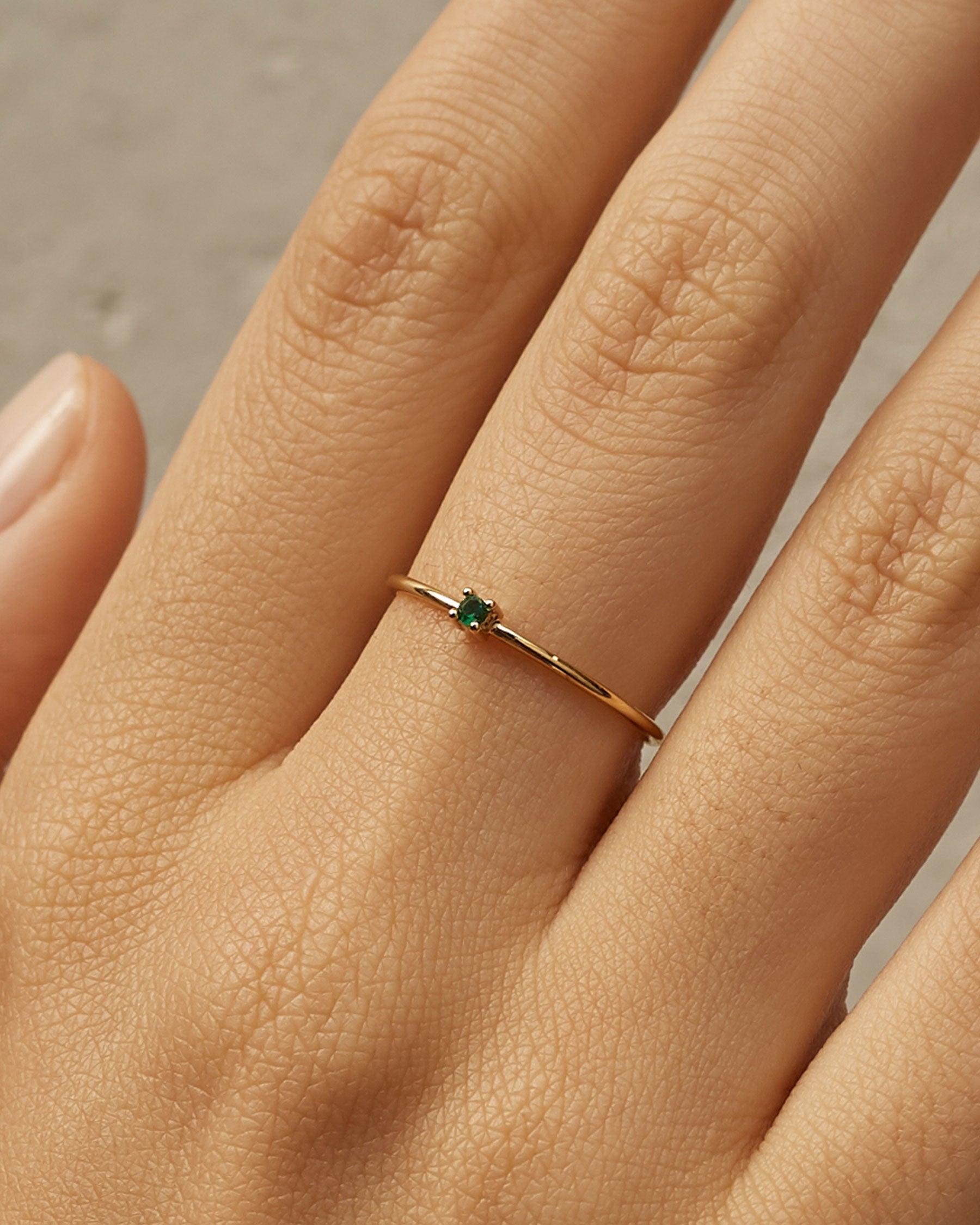 Anillo cerrado con piedra central en color azul Verde Apodemia · El ...