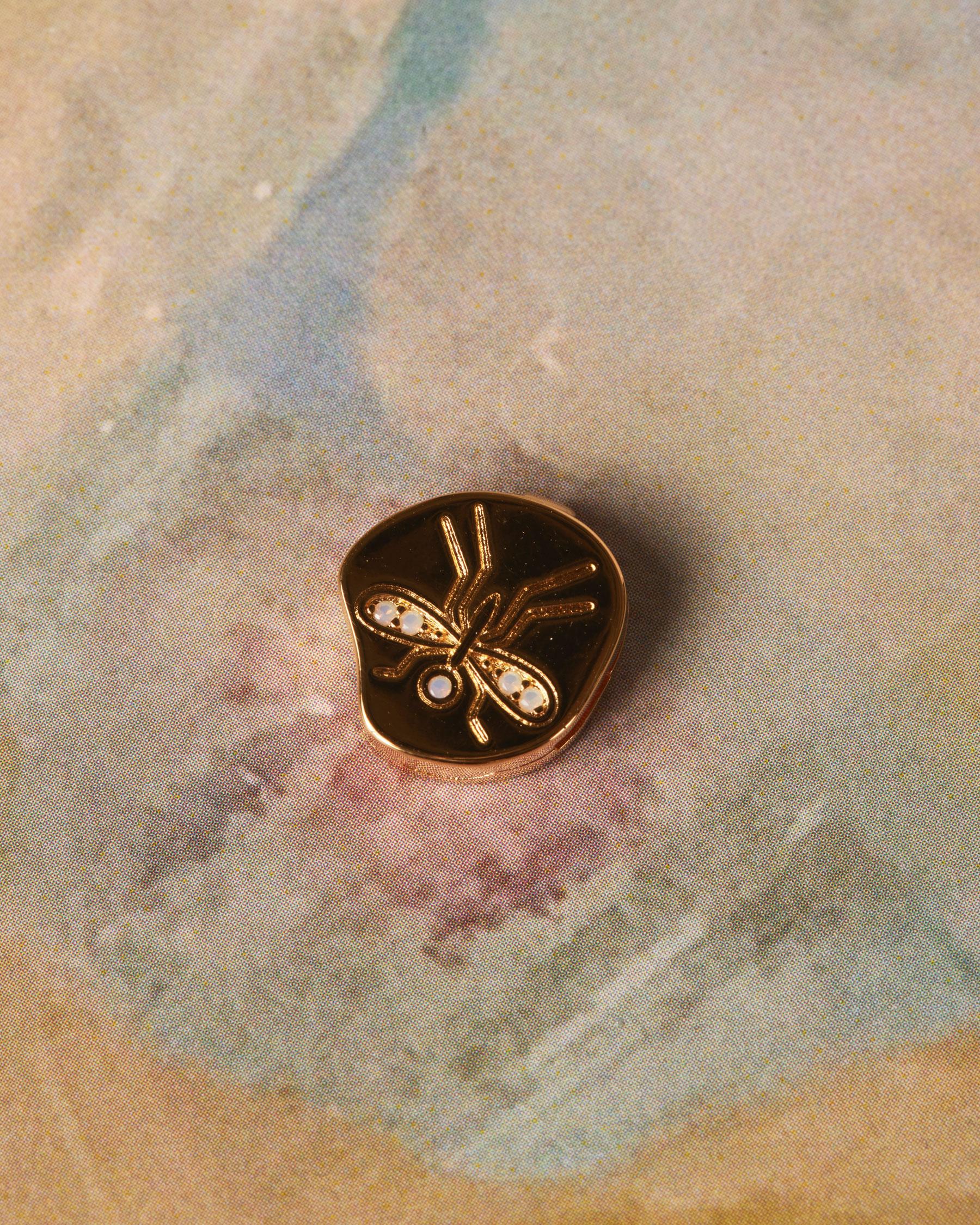 Charm redondo con detalle de mosquito Morado · El Corte Inglés