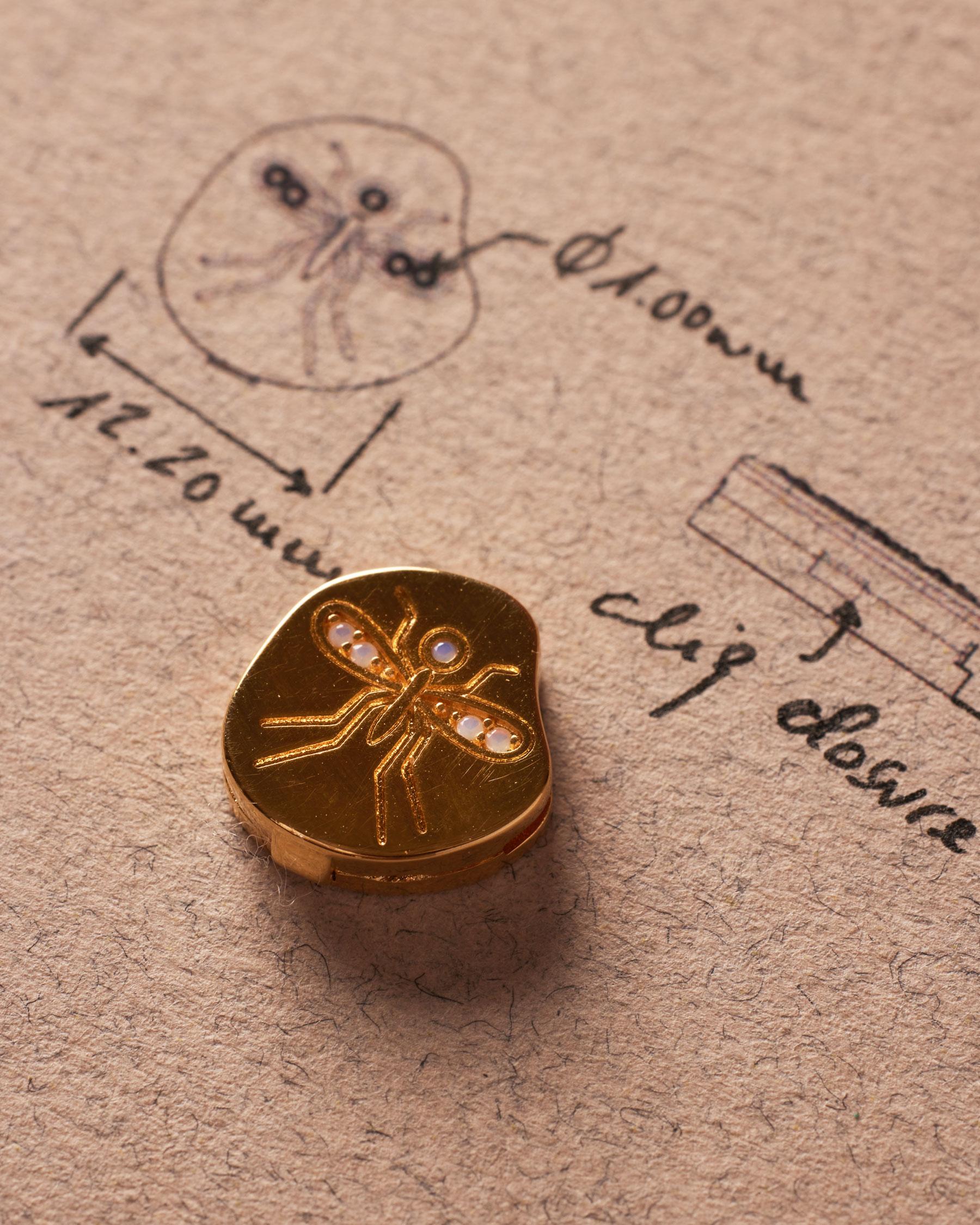 Charm redondo con detalle de mosquito Morado · El Corte Inglés