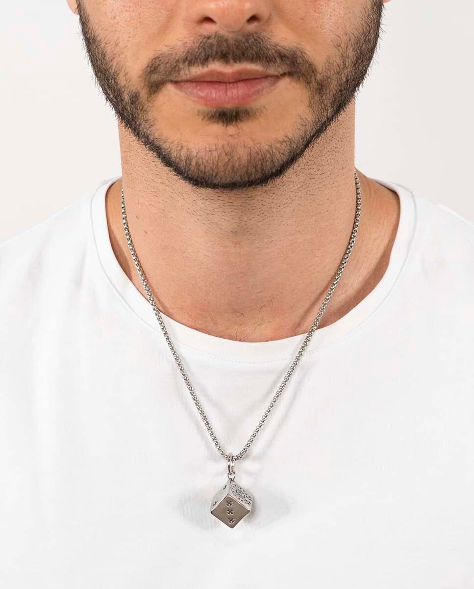 Colgante de hombre dado con grabados de acero inoxidable · OKsilver