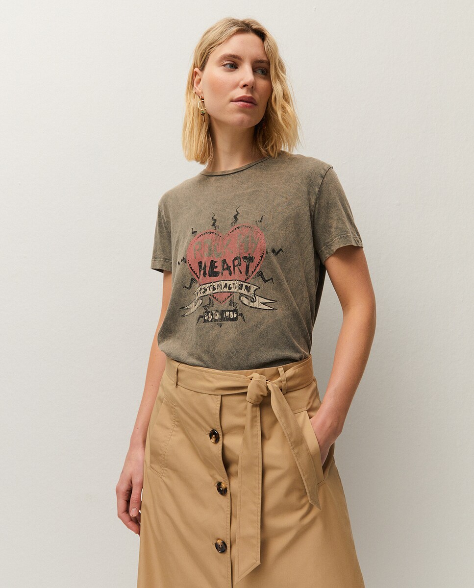 Camiseta de mujer con print delantero y tinte corrosivo · System Action ...