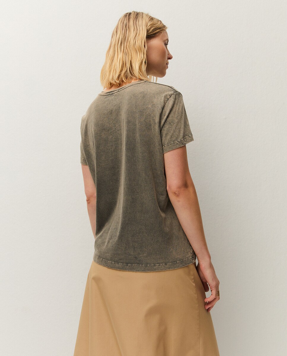 Camiseta de mujer con print delantero y tinte corrosivo · System Action ...