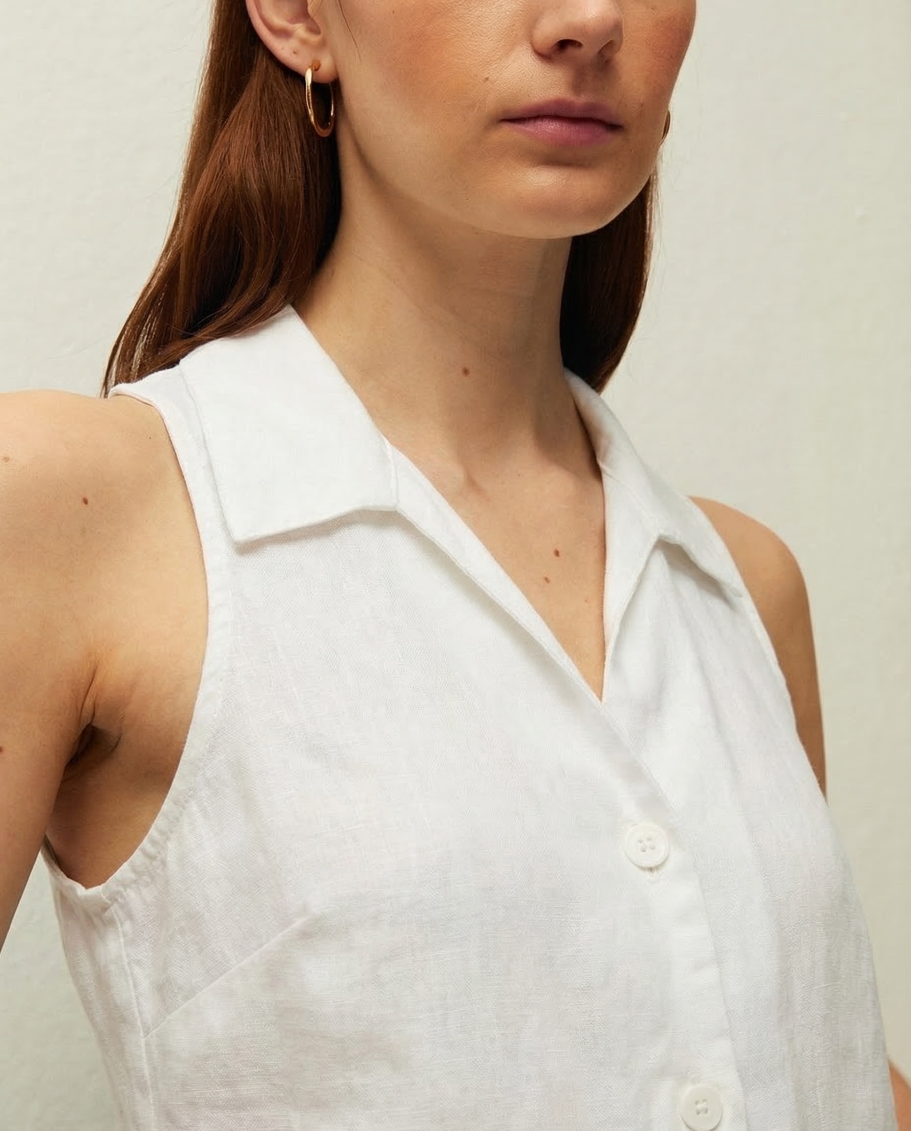 Chaleco de mujer en lino con cuello camisero y pinzas en el pecho ...