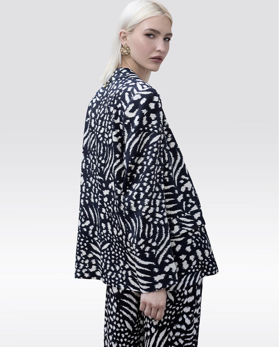 Blazer de mujer fluida en tejido estampado Negro / Blanco Lola ...