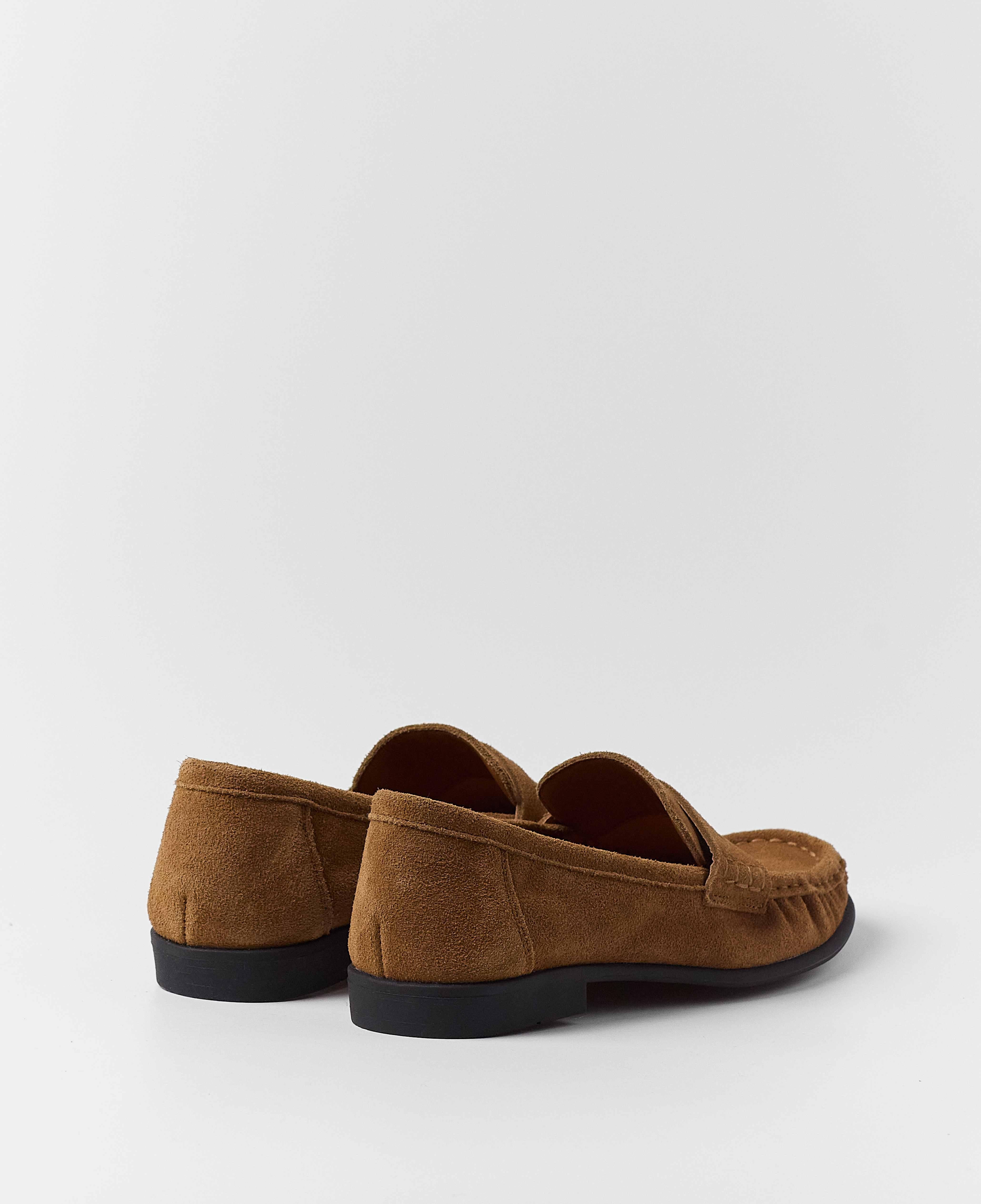 Mocasines planos de mujer en ante con puntera redonda Camel Mim · El ...