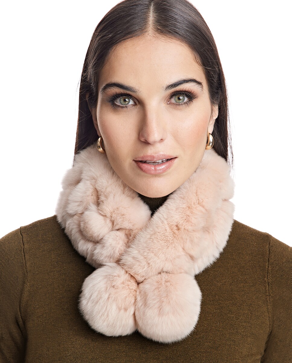 Bufanda de pelo de rex en color rosa con pompones en los extremos ...