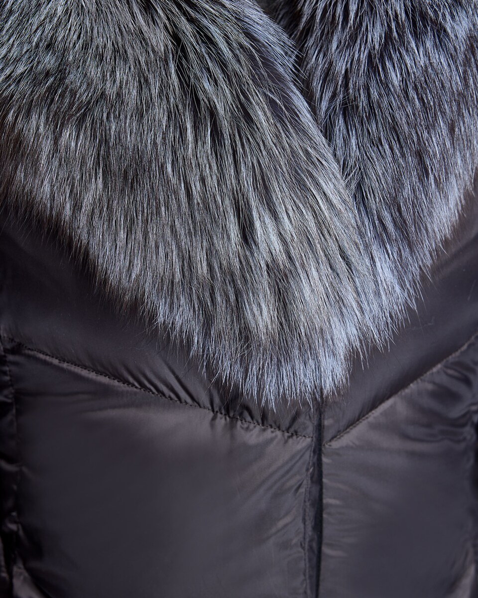 Plumífero de mujer con capucha ribeteada en zorro · Maximilian · El ...