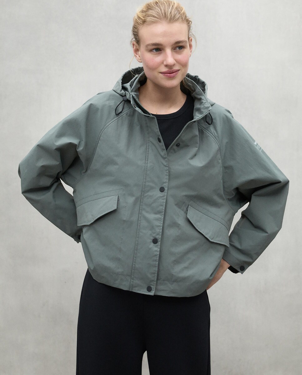 Chaqueta de mujer con capucha y cierre combinado de corchete y ...