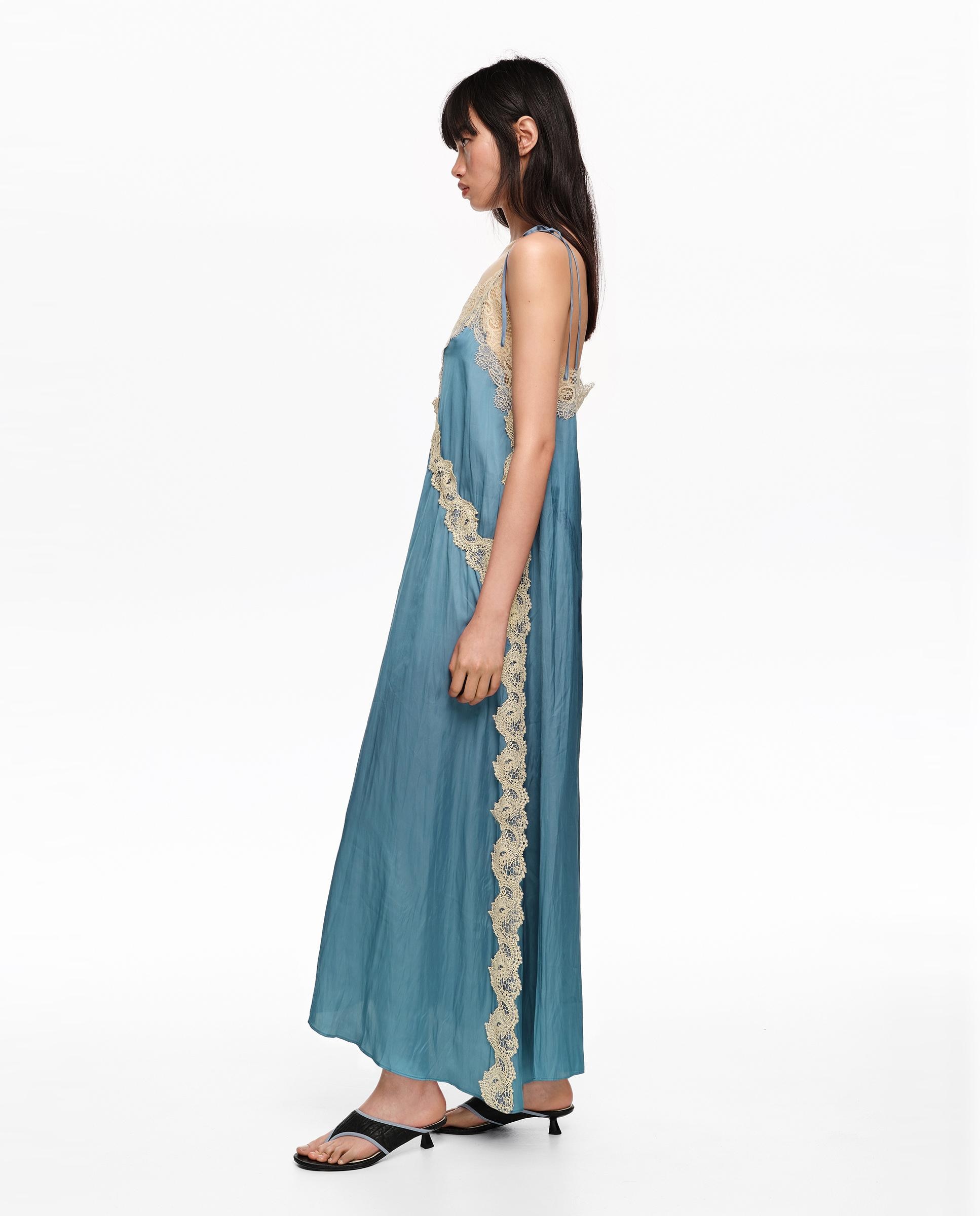 Vestido largo fluido con tirantes y encaje Azul claro Bimba y Lola · El ...