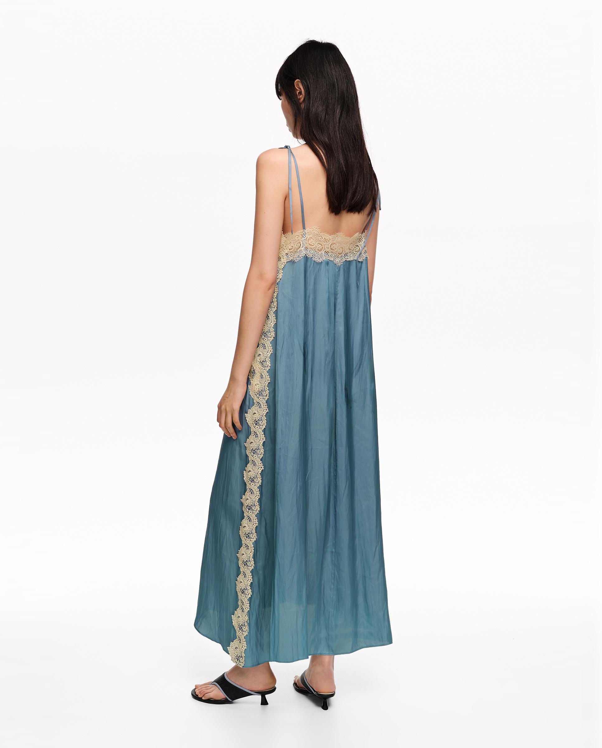 Vestido largo fluido con tirantes y encaje Azul claro Bimba y Lola · El ...