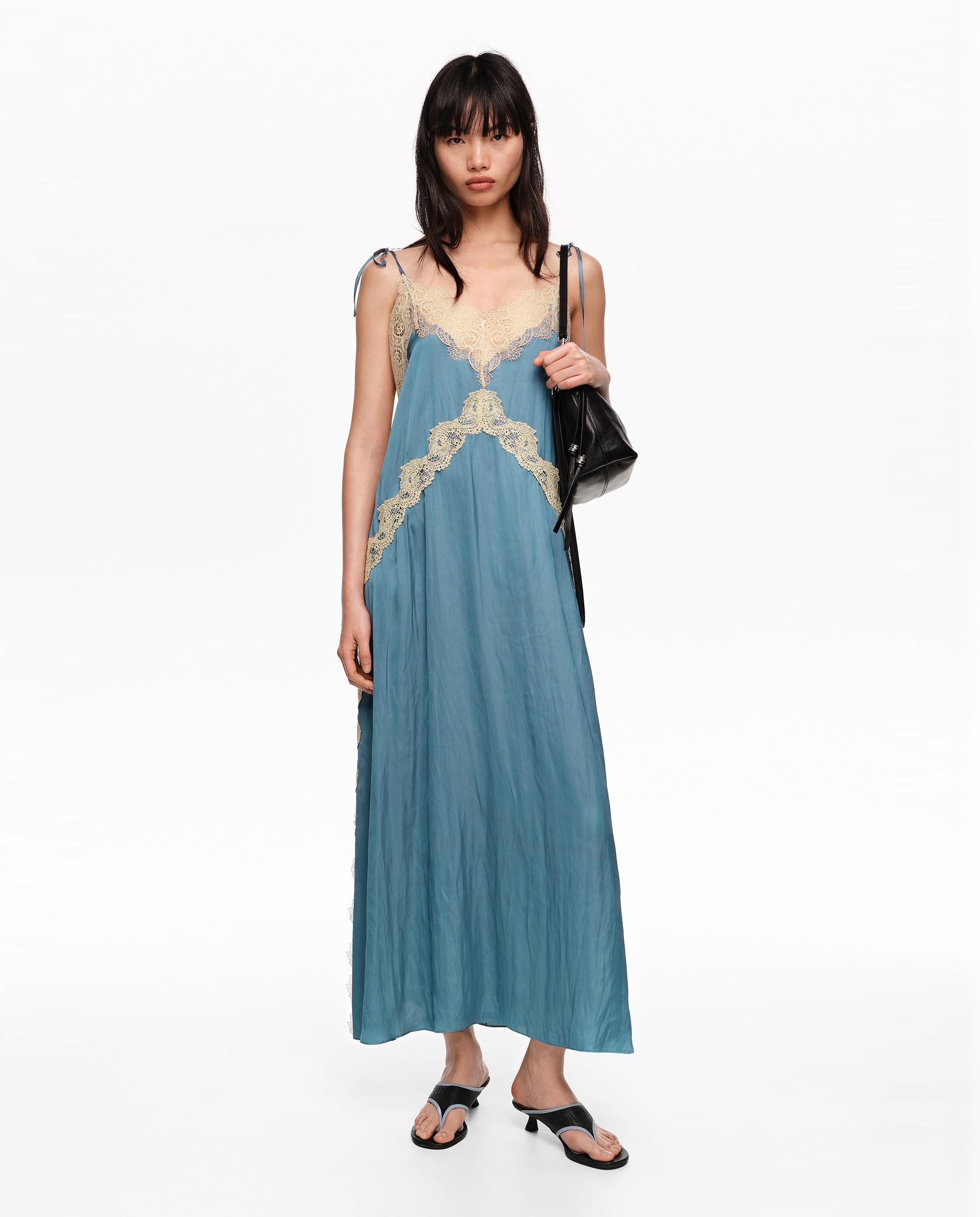 Vestido largo fluido con tirantes y encaje Azul claro Bimba y Lola · El ...