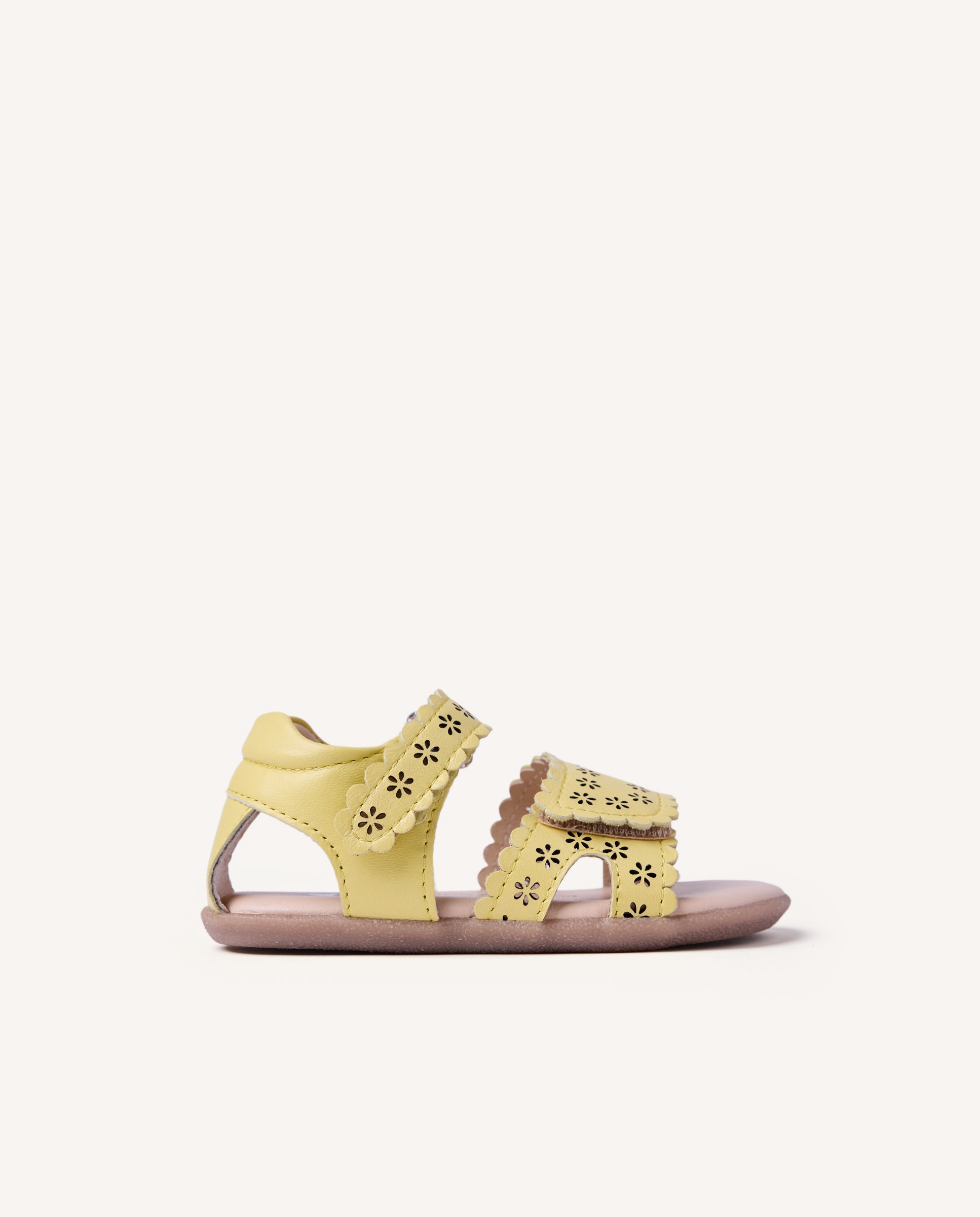 Sandalias de bebé niña barefoot de piel calada con flores Amarillo ...