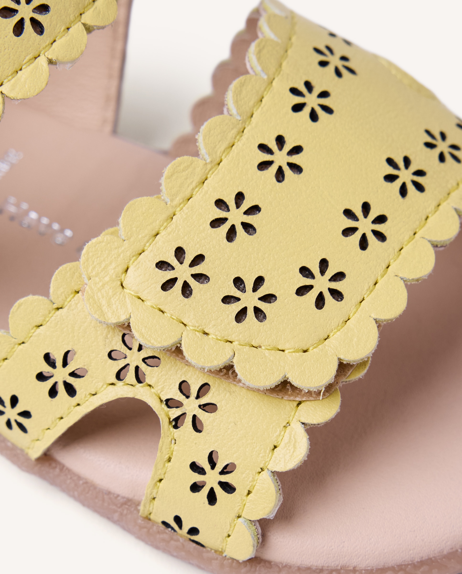 Sandalias de bebé niña barefoot de piel calada con flores Amarillo ...